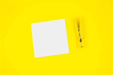 노란색 나무 옷핀과 함께 할 수 있는 스티커를 할 수 있는 빈 흰색 노란색 배경에 미리 알림 메모 용지를 닫습니다 공간을 복사합니다 미니멀리즘 독창적이고 창의적인 사진 0