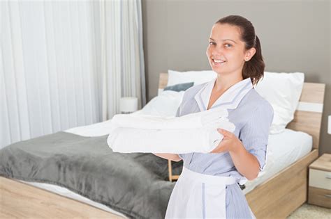 Pembantu Muda Memegang Handuk Foto Stok Unduh Gambar Sekarang