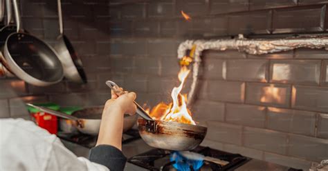 스토브의 냄비에 음식을 요리하는 사람 사진 Unsplash의 음식 조리 이미지