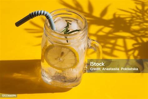 여름 구성 깊은 야자수 그림자와 밝은 노란색 테이블에 얼음과 레몬 차가운 레모네이드 여름 휴가 개념 클로즈업 칵테일에 대한 스톡 사진 및 기타 이미지 Istock