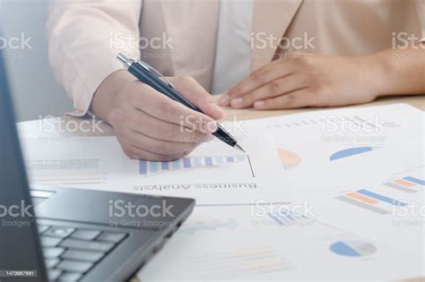 예산을 위해 일하는 비즈니스 여성 또는 보고서 그래프 문서 종이 책상에 경영자에 대한 스톡 사진 및 기타 이미지 경영자
