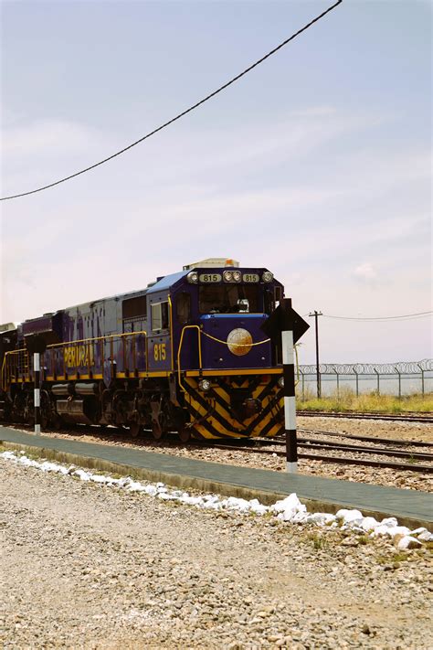 들판 옆 기찻길을 따라 달리는 기차 사진 Unsplash의 무료 사람의 이미지