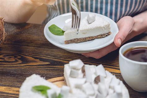 흰 펄프와 민트와 코코넛 생 케이크의 조각을 들고 과자 건강 한 비 건 디저트 글루텐과 설탕 불포함 과일에 대한 스톡 사진 및 기타 이미지 Istock