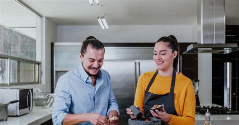 멕시코 시티의 집에서 부엌에서 멕시코 소스를 함께 요리하는 라틴 커플 사진 Unsplash의 건강한 라이프 스타일 이미지