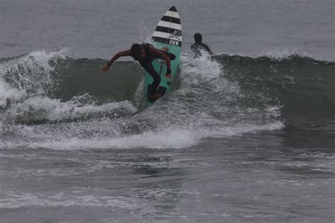 仲間とのサーフィンは楽しい Kaisers Surf