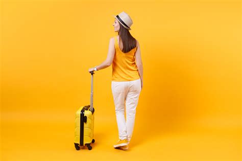 다시 보기 관광 여자 여름 캐주얼 옷 가방 노란색 오렌지 배경에 고립 된 모자 여성 승객 주말도 주에 여행을 해외 여행 공기 비행 여행 개념입니다 Unmanned