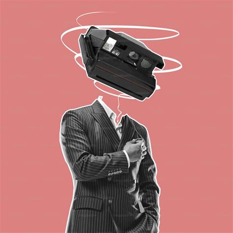 카메라맨 비즈니스 정장을 입은 남성 모델은 대신 빨간색 배경에 고립된 머리를 가지고 있습니다 현대 미술 콜라주 영감