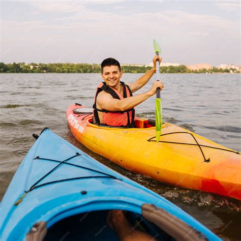 Portrait De Kayakiste Mâle Kayak Photo Gratuite