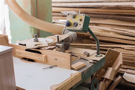 버튼이 있는 리모컨 목재 가공용 기계 목공 가구 제조 목공 작업장 가구 조립 제재소 목재 가공 목공 생산 전기톱에 대한 스톡 사진 및 기타 이미지 Istock