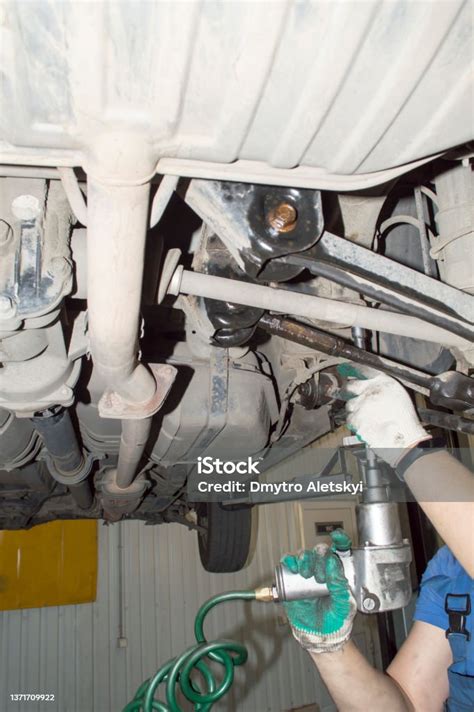 정비사는 공압 렌치를 사용하여 차량의 후방 서스펜션을 분해합니다 세로 사진 기계공에 대한 스톡 사진 및 기타 이미지 기계공