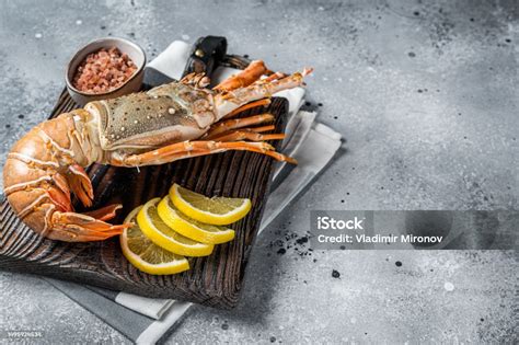 나무 판에 가시 랍스터 또는 바다 가재 요리 회색 배경입니다 평면도 복사 공간 접시에 대한 스톡 사진 및 기타 이미지 접시 크레이피시 해산물 갈고리 발톱 Istock