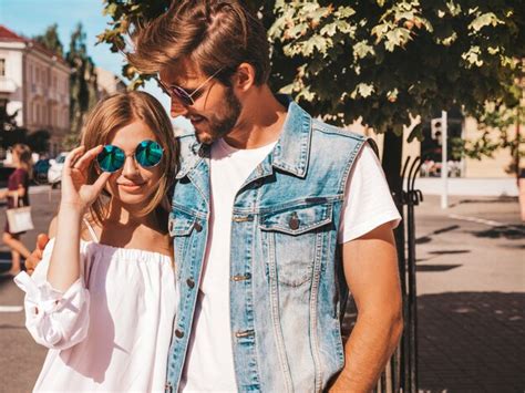 아름다운 소녀와 그녀의 잘 생긴 남자 친구 웃고 무료 사진