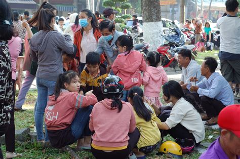 hàng nghìn người đổ về phiên chợ mua đồ ăn bằng lá độc nhất vô nhị ở