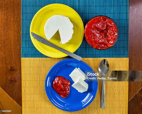 구아바 페이스트 치즈 일명 고이아바다콤 퀘이조 미나스 프레스칼 최고 미나스 제라이스 브라질 달콤한 페이스트리 구아바의 전형적인 디저트와 신선한 치즈 미나스 제라이스 주에