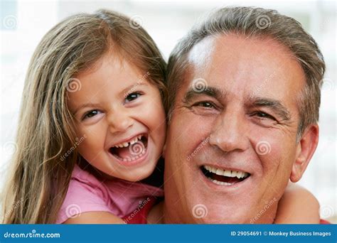 Ritratto Del Nonno Con La Nipote Immagine Stock Immagine Di Domestico Divano 29054691
