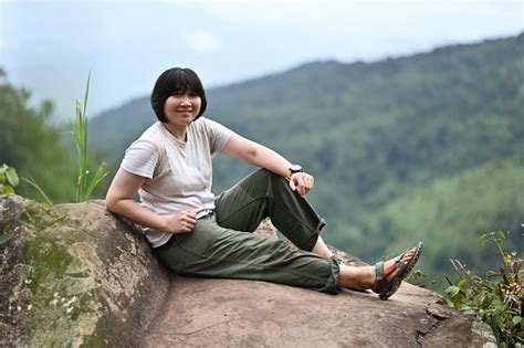 아시아 여성 트레일 러너가 바위와 자연 산의 풍경을 배경으로 쉬고 있습니다 개성 개념에 대한 스톡 사진 및 기타 이미지 개성 개념 건강한 생활방식 결심 Istock