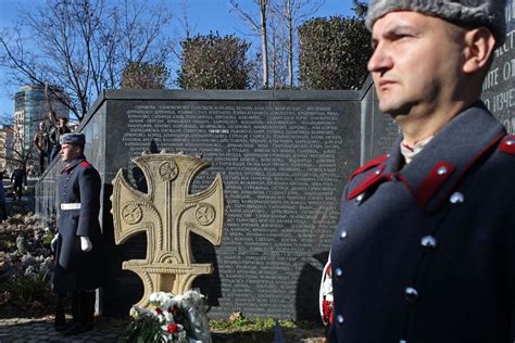 Всяка година на 1 февруари пред параклиса и мемориалната стена до НДК