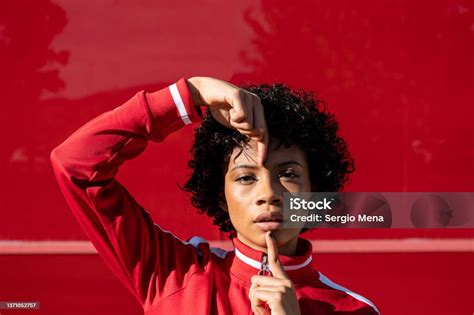 화창한 날에 빨간 색벽에 짧은 머리와 스포츠웨어를 가진 젊은 아프리카 계 미국인 여성 20 24세에 대한 스톡 사진 및 기타 이미지 20 24세 길거리 스타일 도시