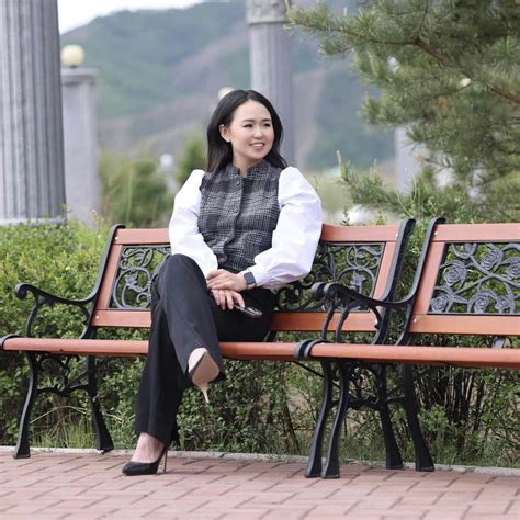 Б Удахгүй зун болно Анхны бороо ороод цэцэгс дэлгэрнэ Зайрмаг бариад хүрээлэнгээр алхаж