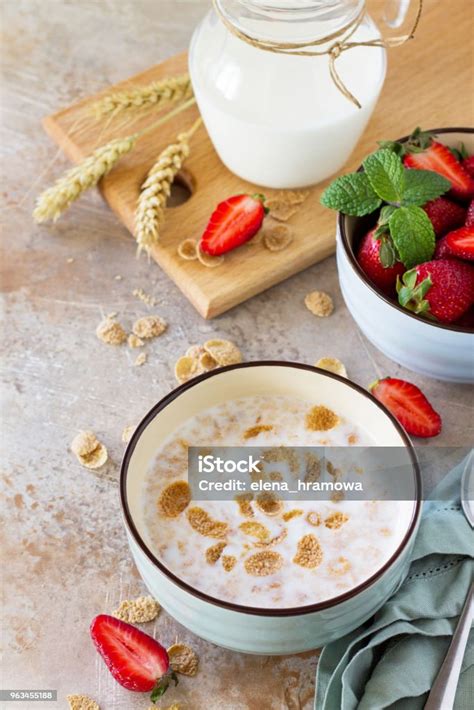 건강 한 아침 식사조각 우유와 신선한 딸기에 돌 또는 슬레이트 배경 전체 곡물 영양 건강의 개념입니다 0명에 대한 스톡 사진 및 기타 이미지 Istock