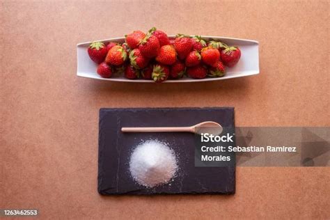 슬레이트 플레이트에 숲 과일 딸기와 설탕 갈색과 그늘진 베이스에 나무 포크와 함께 딸기 전체를 접시에 썰어 놓습니다 0명에 대한 스톡 사진 및 기타 이미지 Istock