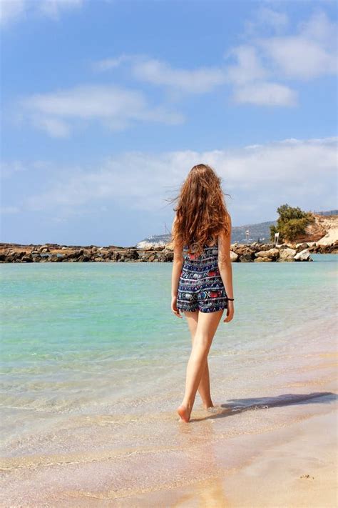Jeune Fille Marchant Sur La Plage Image Stock Image Du Stationnement T