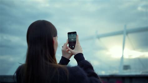 Mujer Tomando Fotos En El Celular En La Calle Chica Morena Usando Un