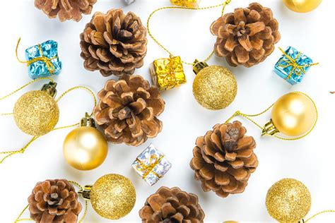 소나무 콘 빨간 리본 선물 상자 크리스마스 또는 새 해 배경 크리스마스 장식 및 전나무 가지 플랫의 황금 공이 하다 백색에 인사말 텍스트에 대 한 빈 공간 0명에 대한 스톡