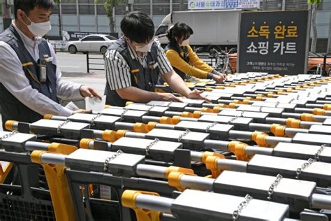 쇼핑카트 손잡이 항균 필름 부착 파이낸셜뉴스