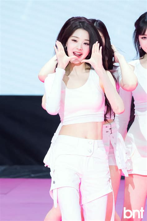 [bnt포토] 아이브 장원영 거울아 거울아 세상에서 누가 제일 예쁘다고