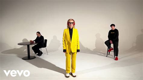 Nuevo Disco Sparks The Girl Is Crying In Her Latte Crazyminds