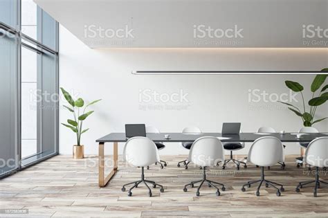 사무실 테이블과 의자 탁 트인 창문 나무 바닥 흰 벽이 있는 텅 빈 현대적인 회의실의 측면 모습 3d 렌더링 비어 있음에 대한 스톡 사진 및 기타 이미지 Istock