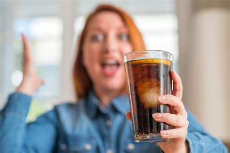 빨간 머리 여 자가 들고 소 다 매우 행복 하 고 흥분 상자 식 큰 웃음 소리는 승리를 축 하 하 고 손을 건강한 생활방식에 대한 스톡 사진 및 기타 이미지 Istock