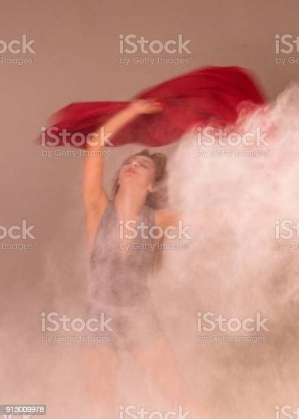 젊은 여자 댄서 춤과 터키 이스탄불에서 스튜디오에 목도리 포즈 가루로 빻은에 대한 스톡 사진 및 기타 이미지 가루로 빻은 기 댄서 Istock