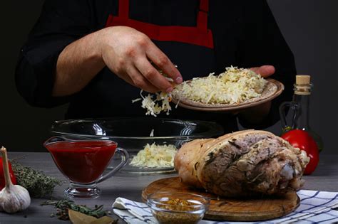 나무 테이블 배경에 소금에 절인 양배추와 돼지고기 너 클을 요리 하는 요리사 음식 만든 제조 법 개념 0명에 대한 스톡 사진 및 기타 이미지 Istock