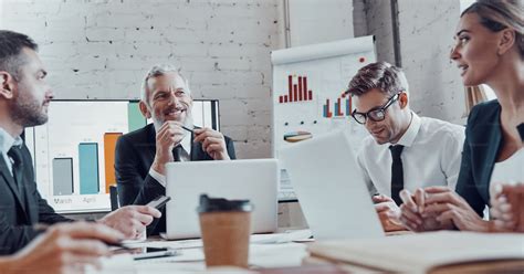 현대 사무실에서 일하면서 전략을 분석하는 성공적인 비즈니스 팀 사진 Unsplash의 실내 이미지