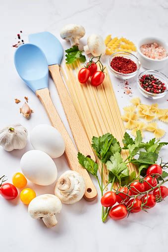 파스타 토마토 허브 버섯 계란 조미료등 다양한 종류의 음식 배경이 밝은 대리석 배경에 흩어져 있으며 최고 전망 개념에 대한 스톡 사진 및 기타 이미지 Istock