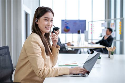 Agen Operator Wanita Dengan Headset Dan Timnya Yang Bekerja Di Kantor Layanan Pelanggan Pusat ...