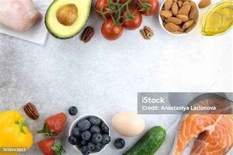 저탄수화물 케토 다이어트 식품 세트 케톤 생성 다이어트 녹색 야채 과일 딸기 견과류 연어 닭고기 계란 기름 회색 배경에 케토 다이어트 상단보기 복사 공간 견과에 대한 스톡