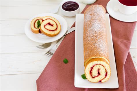 향기로운 베리 차 한 잔과 흰색 나무 식탁에 흰색 접시에 라즈베리 잼을 곁들인 홈메이드 스폰지 케이크 롤 수평 방향 복사 공간 0명에 대한 스톡 사진 및 기타 이미지