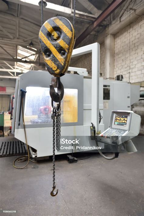 밀링 머신의 배경에 대 한 공장에서 무거운 하 중에 대 한 전기 윈 치 강철에 대한 스톡 사진 및 기타 이미지 강철 건설 산업 걸이 장비 Istock
