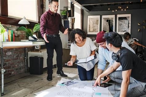 Premium Photo Business People Brainstorming Ideas Using A Chart