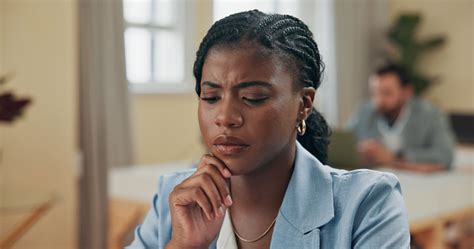 비즈니스 사고 및 사무실에서의 여성 압력으로 의사 결정 및 문제 해결 직장에서 사람 직원 및 탐사 보도 기자 선택 또는 경이로움 혼란 또는 질문으로 사려 깊음 20 24세에