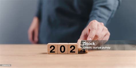 사업가는 2024년부터 2025년까지 새해에 나무 블록 큐브를 손으로 조립합니다 목표 동향 2025 분석 계획성장 전략 디지털 마케팅 이익 수입 및 기술 분석 2025년에