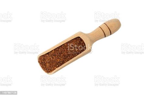 루이보스 차 매체는 흰색 배경에 격리된 나무 국자로 자른다 루이보스 라틴어 아스팔라투스 리니어리스 향초 허브 티 식품 성분 갈색에 대한 스톡 사진 및 기타 이미지 Istock