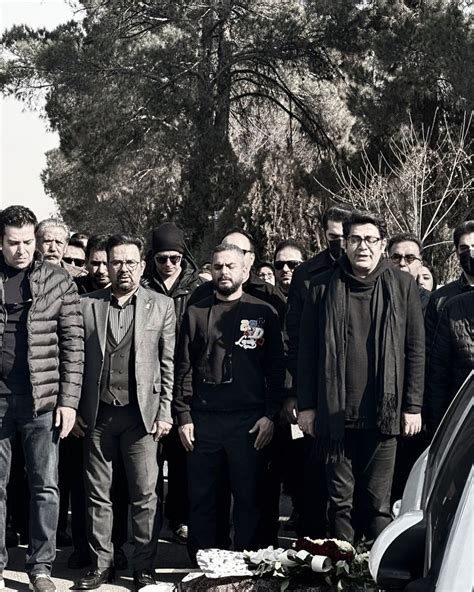 اشک‌های تلخ فرزاد حسنی در مراسم تشییع مادرش