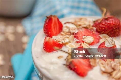 요구르트 한 컵에는 파란 숟가락 수건에 신선한 딸기와 귀리 그 라 놀라 흩어져 오트밀과 딸기 나무 배경 개념 건강 하 고 건강 한 아침 식사 0명에 대한 스톡 사진 및 기타