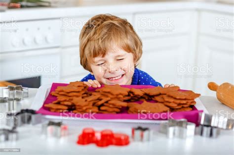 작은 유치원 소년 베이킹 진저 브레드 쿠키 크리스마스 스웨터에 행복한 활동적인 유아 아이 크리스마스장식 주방 크리스마스 가족 활동 2 3 살에 대한 스톡 사진 및 기타