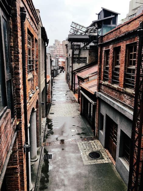 Premium Photo High Angle View Of Alley Amidst Buildings In City