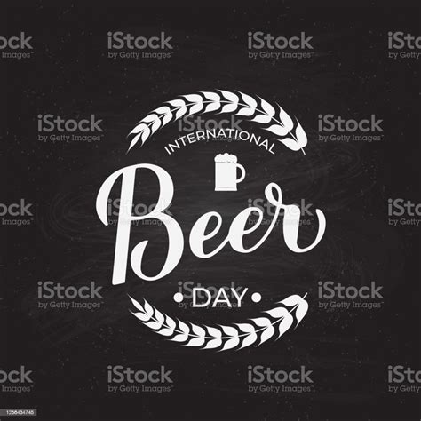 칠판 배경에 국제 맥주 의 날 서예 손 편지 배너 타이포그래피 포스터 전단지 표지판 엽서 로고 디자인 등을 위한 벡터 템플릿 칠판에 대한 스톡 벡터 아트 및 기타 이미지